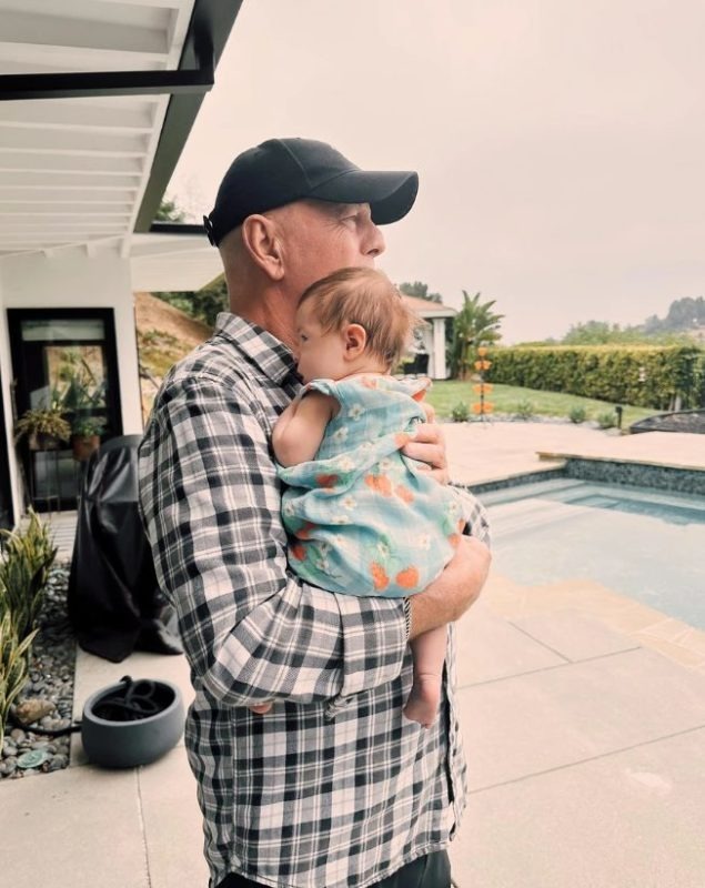 Rumer Willis publicerar känslosamma foton av Bruce som håller sitt ...